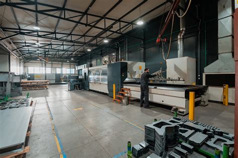 스마트 팩토리 작업자 나 엔지니어는 전염병으로 인해 얼굴 마스크를 착용하고 생산 작업장에서 기계를 만듭니다 산업 과 엔지니어링의 개념 Cnc 장치에 대한 스톡 사진 및 기타