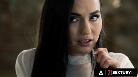 21 SEXTURY Mary Rock Nataly Gold And Rebecca Volpetti Had Sex Together During A Steamy