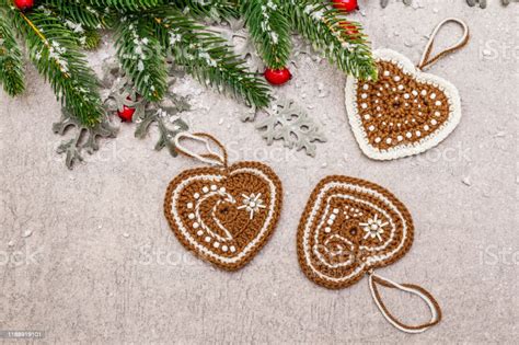 크리스마스 배경입니다 새해 전나무 나무 개 장미 신선한 잎 크로 셰 뜨개질 생강 쿠키 마음과 인공 눈 돌 콘크리트 배경 목재 재료에 대한 스톡 사진 및 기타 이미지 Istock