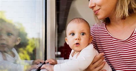 기차로 아기와 함께 여행하는 알아볼 수없는 젊은 어머니 아름다운 여자와 그녀의 아들의 철도 여행 사진 Unsplash의 사진술 이미지