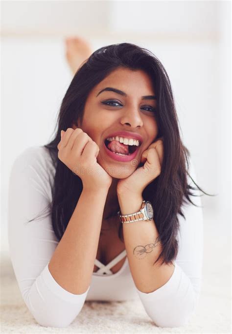 Retrato Da Menina Indiana Bonita Que Faz As Caras Imagem De Stock Imagem De Humano