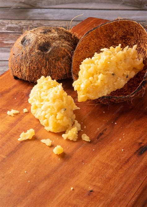 Cocada Caramelo Brasileño A Base De Coco Dispuesto En Una Mesa Rústica