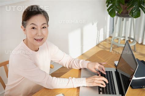 유토이미지 시니어여성노트북으로 공부하는 중년여성 사진