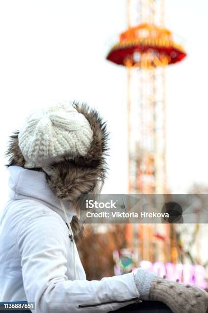 놀이 놀이 기구의 배경에 금발 머리를 가진 아름 다운 웃는 젊은 여자 School Carnival에 대한 스톡 사진 및 기타 이미지 School Carnival 가냘픈