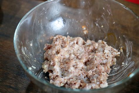 저렴한 돼지고기 다짐육으로 만드는 부드럽고 육즙이 풍부한 멘치까스