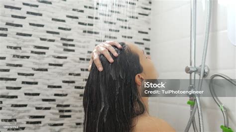 젊은 여자 복용 A 샤워 와 세척 그녀의 머리 에 그만큼 화장실 머리 감기에 대한 스톡 사진 및 기타 이미지 머리 감기 여자 털 Istock