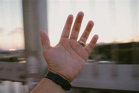 결혼 결혼 반지 고속도로 관찰 교통 구름 낀 하늘 뉴욕 도시 풍경 도시의 라이프스타일 미국 미니멀리즘 보석 북미 빠른 상징주의 속도 손 시계