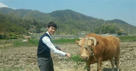 장군이 곽동연의 소 여물 주기 시골 소년 인증