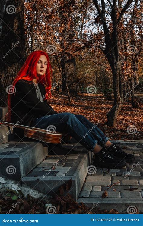 Sexy Belle Rousse Fille Avec De Magnifiques Cheveux Longs Ukulele Jouant Assis Sur Les Marches