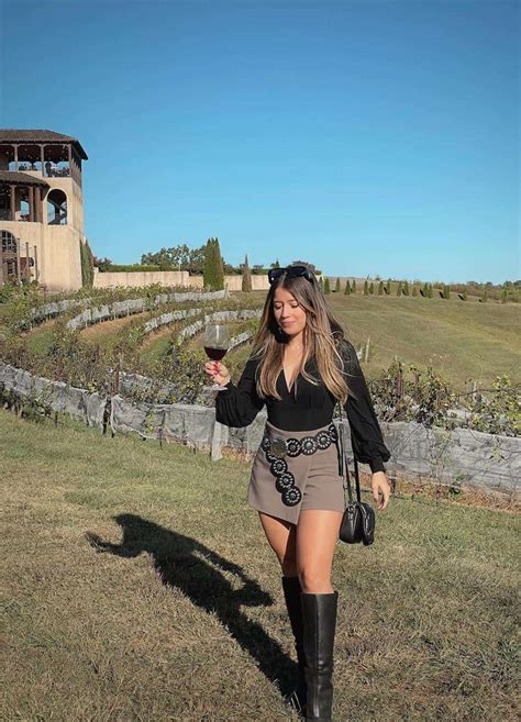 Wondering What To Wear For A Wine Tasting Outfit In The Fall These