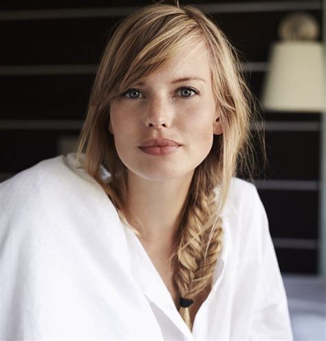 23 Best Ways To Style Bangs On Small Foreheads