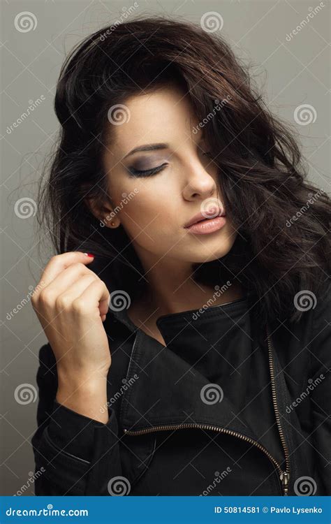 Ritratto Di Bella Ragazza Sexy Nello Studio Immagine Stock Immagine Di Fascino Ritratto