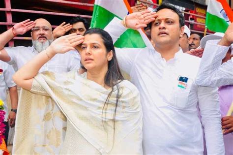 जनतेमध्ये रमणारं घोसाळकर दाम्पत्य व्हॅलेंटाईनच्या दिवशी होता लग्नाचा वाढदिवस Who Is Abhishek