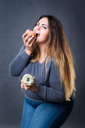 행복한 아름다운 젊은 백인 플러스 사이즈 모델 포즈 와 도넛 감정에 대한 스톡 사진 및 기타 이미지 감정 건강에 좋지 않은