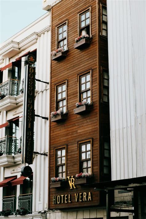 집 밖의 거리 건축 거리 풍경 건물 건축 건축 세부 사항 고전적인 스타일 관광 관광지 꽃 꽃 상자 꽃 장식 도시 도시 거리 도시 건축 도시