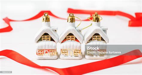 텍스트에 대한 크리스마스 배경입니다 빨간 리본 다음 눈 덮인 흰색 나무 배경에 크리스마스 장난감 집 공간을 복사합니다 0명에 대한 스톡 사진 및 기타 이미지 Istock