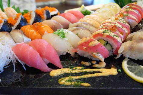 무료 이미지 레스토랑 식사 식품 해물 신선한 물고기 식도락가 아시아 음식 생선회 일본어 공식 만찬 와사비 마키 일본 음식 전채 요리 일본 요리