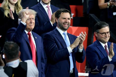 [포토] 트럼프와 나란히 선 밴스…공화당 전당대회 참석 뉴스1