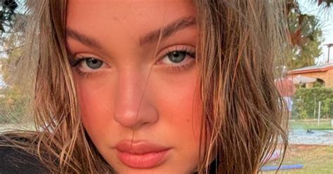 Донька Кошового знялася на піску в обтислій сукні Афіша Bigmir Net