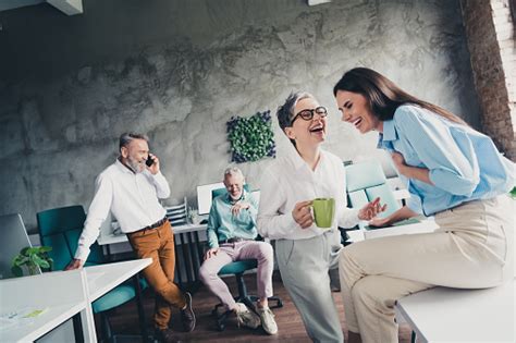4 명의 성공적인 기업 동료의 사진 커피를 마시고 웃고 로프트 인테리어 사무실 실내 노인에 대한 스톡 사진 및 기타 이미지 노인 여자 사업가 유머 Istock