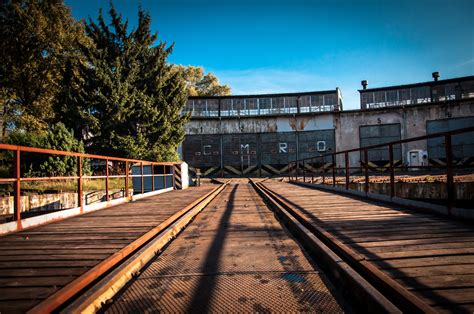 무료 이미지 구조 선로 밤 늙은 수송 저녁 기차역 대중 교통 녹슨 폴란드 폴 스카 크라코프 까마귀 정거장 철도 운송 철도 차량 대도시 지역