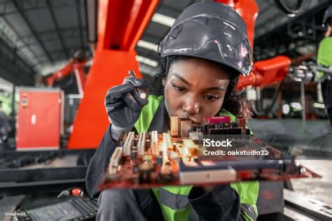 엔지니어는 성능 효율성 향상을 위해 실리콘 웨이퍼 Pcb 통합으로 로봇 팔을 개선합니다 Stem 주제에 대한 스톡 사진 및 기타