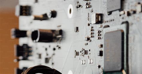전선이있는 컴퓨터 마더 보드의 클로즈업 사진 Unsplash의 기술 이미지
