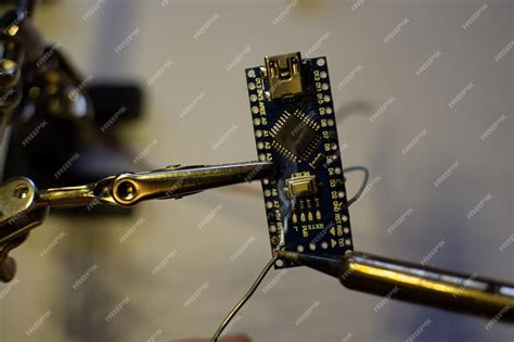 El Proceso De Soldar Cables A Una Placa Arduino Nano La Abrazadera Sujeta La Placa Con La Mano