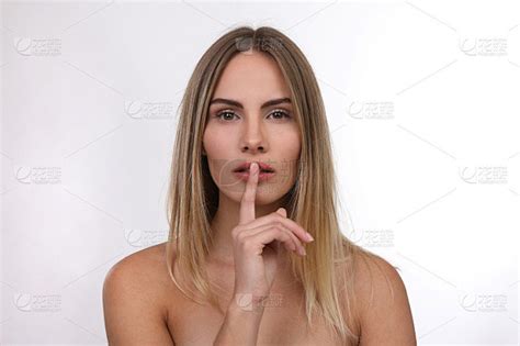 在演播室里有个长发飘逸的美女