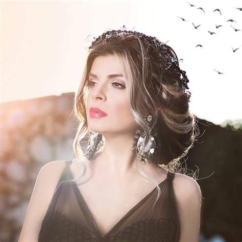 ДУЕТЪТ ВЕЧЕ Е ФАКТ ДЕСИСЛАВА х ДЖЕНА ПРАЗНУВАШ На светофара до мене твоя И друга ли кара