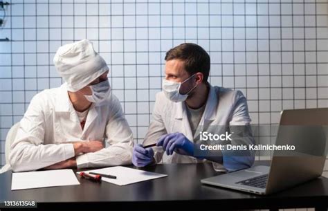 의사 컴퓨터 의료 및 의학 사무실에서 함께 일하는 두 명의 의사 2명에 대한 스톡 사진 및 기타 이미지 2명 가리키기 건강 진단 Istock