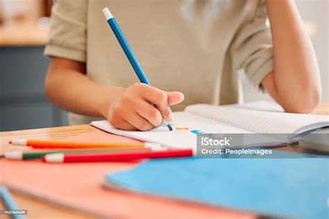 학생들은 책에 그림을 그리고 수학을 배우고 학교의 교실에서 교육을위한 노트북에서 계산을합니다 어린 아이 글쓰기 숫자로 창의력을 발휘하고 수업에서 공부하십시오 쓰기에 대한