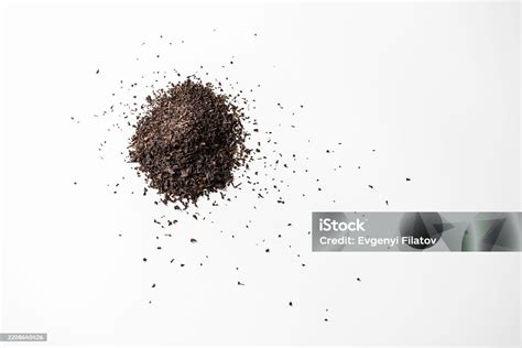 깨끗한 흰색 배경에 말린 홍차 잎의 무리입니다 제품의 자연스러움과 품질 차 테마 건강관리와 의술에 대한 스톡 사진 및 기타 이미지 건강관리와 의술 건강한 식생활