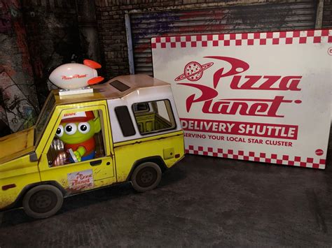 Toy Story Pizza Planet Alien Delivers Pizza With Mattel Sdcc