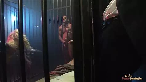 Sexy Damen Werden Zusammen Wild Während Sie In Einem Kerker Gefesselt