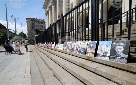 Протестиращи срещу убийствата по пътищата се събраха пред Съдебната палата в София в Деня за
