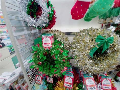다이소 크리스마스 트리 장식 인형 머리띠 전구 가랜드 산타복 파티 안경 모루 나뭇잎 리스 다양한 소품 구경 네이버 블로그