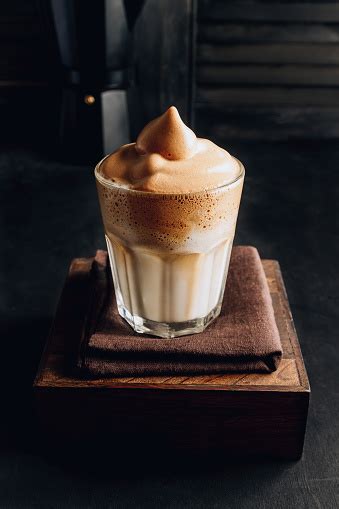 휘핑 인스턴트 커피 새로운 인기 있는 음식 및 음료 트렌드 어두운 배경에 귀리 우유를 곁들인 한국 달고나 커피 한 잔 달고나 커피에 대한 스톡 사진 및 기타 이미지 Istock