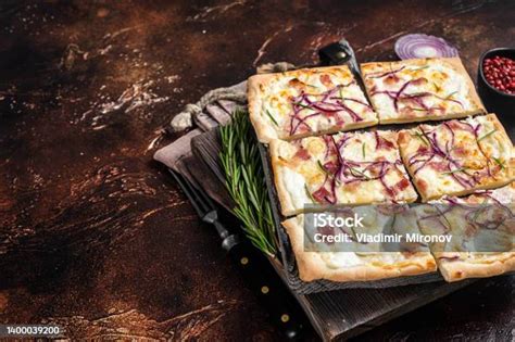 크림 치즈 베이컨 및 양파를 곁들인 프렌치 타르테 플람비 알자스 지역의 Flammkuchen 어두운 배경 상단 보기 공간 복사 타르트 플랑베에 대한 스톡 사진 및 기타