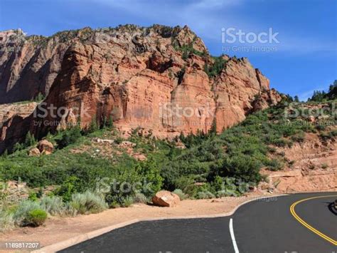 아름다운 도로와 시온 국립 공원 유타의 콜롭 캐년으로 이어지는 전망대에서 테일러 크릭 지역과 매달려있는 계곡을 바라보며 0명에 대한 스톡 사진 및 기타 이미지 Istock