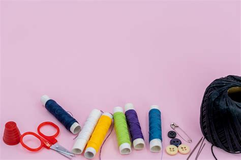 바느질 키트 액세서리세트 도구는 테일러링 및 다채로운 스레드 바늘 핀 녹색 배경 모형 프레임 상단 보기에 가위 0명에 대한 스톡