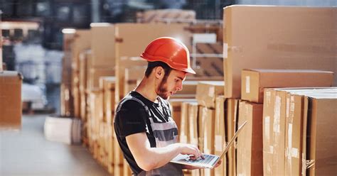 손에 유니폼과 현대적인 노트북을 입은 보관 작업자가 생산을 확인합니다 사진 Unsplash의 산업 이미지