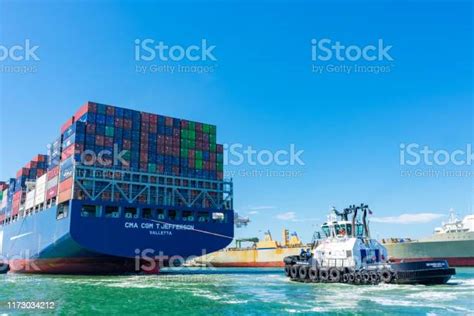 예인선은 Cma Cgm이 운영하는 프랑스 컨테이너 선박을 지원합니다 0명에 대한 스톡 사진 및 기타 이미지 0명 경제 관세 Istock