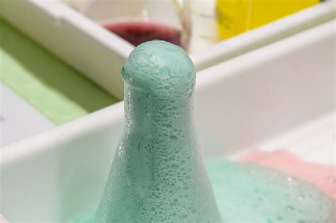 시험관의 화학 실험 부글부글 끓는 액체 시험관의 화학 반응 유색 화학 물질 실험실에서의 과학 시연 다양한 염료 혼합 0명에 대한 스톡 사진 및 기타 이미지 Istock