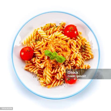 흰 배경에 고기 마리나라 소스 파마산을 곁들인 푸실리 파스타 접시에 대한 스톡 사진 및 기타 이미지 접시 치킨 너겟 이탈리아 음식 Istock