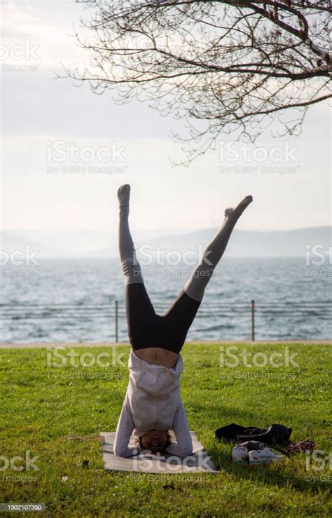 바다 전망과 자연 공공 공원에서 운동 매트에 요가를하고 스포티 한 젊은 여성 거꾸로에 대한 스톡 사진 및 기타 이미지 거꾸로 건강한 생활방식 격리 Istock