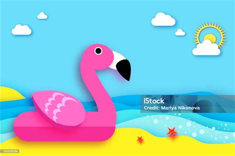 거 대 한 팽창 식 분홍색 플라밍고 종이 컷 스타일 모래와 맑은 푸른 바다 물과 화창한 해변에서 종이 접기 수영장 플 로트 장난감 여름 방학 화창한 날 계절에 대한 스톡