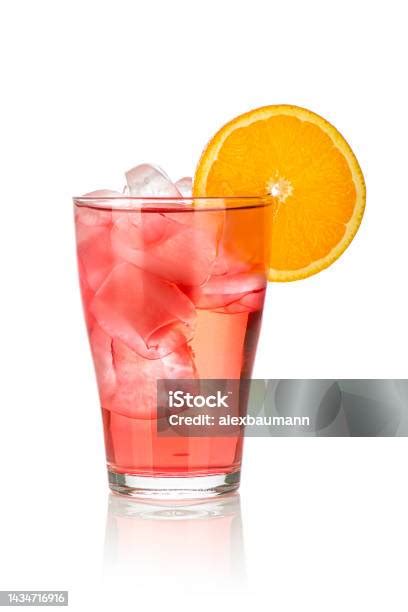 흰색 배경에 얼음 조각과 오렌지 슬라이스가 있는 빨간 음료 격리 각얼음에 대한 스톡 사진 및 기타 이미지 각얼음 컷아웃 0명 Istock
