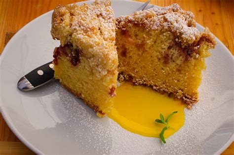 포크가 있는 나무 테이블에 흰색 접시에 있는 매우 맛있는 이탈리아 디저트 0명에 대한 스톡 사진 및 기타 이미지 0명 갈색 계피 Istock