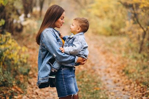 Mutter Mit Ihrem Kleinen Sohn Im Herbstpark Kostenlose Foto